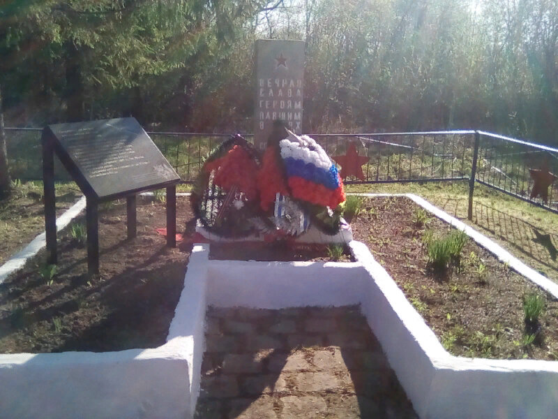 Anıt, heykel Могила советского летчика, Novgorodskaya oblastı, foto