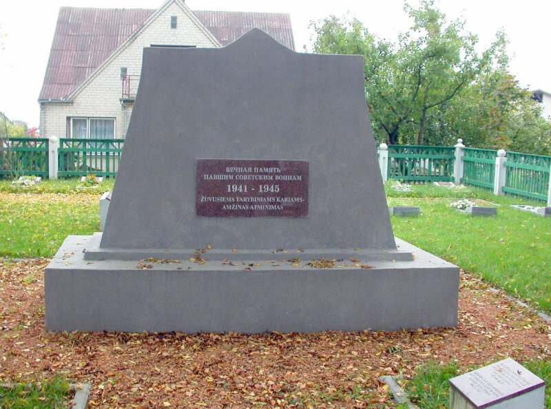Anıt, heykel Братская могила, Birzai, foto