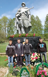 Братская могила воинов (Homieĺskaja voblasć, Karmianski District, Karockawski Rural Council, vioska Valyncy), anıt, heykel  Gomelskaya oblastından