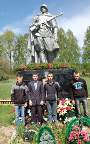 Anıt, heykel Братская могила воинов, Gomelskaya oblastı, foto