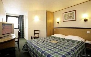 Brit Hotel Reims La Neuvillette (Grand Est, Marne, Arrondissement de Reims, Reims, Rue Bertrand Russel), otel  Reims'ten
