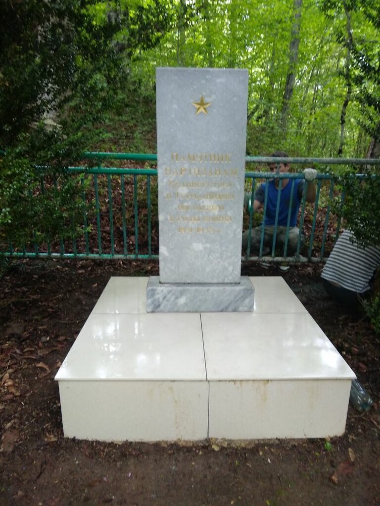 Anıt, heykel Партизанам Селиверстову и Турчанинову, Krasnodarski krayı, foto
