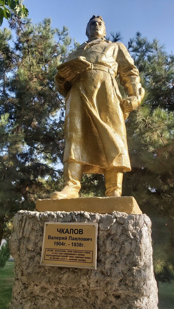 Anıt, heykel Valeri Çkalov Anıtı, Duşanbe, foto