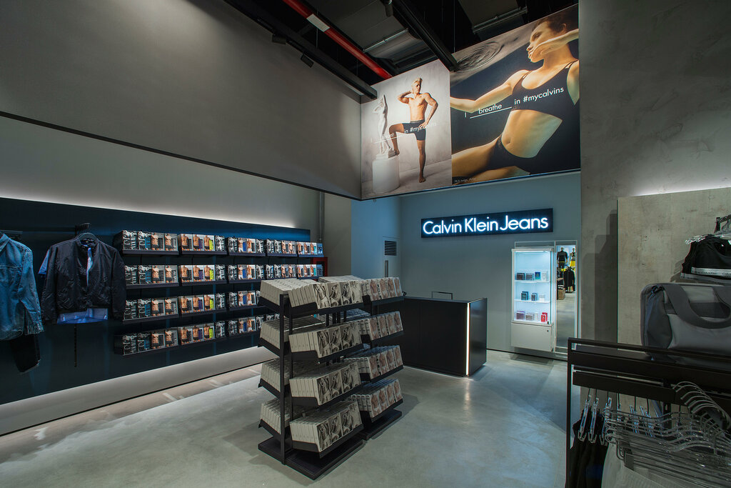 Giyim mağazası Calvin Klein Jeans, Lombardiya, foto