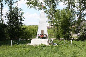 Обелиск воинам-землякам, погибшим в годы Великой Отечественной войны (Republic of Mordovia, Kovylkinskiy rayon, Krasnopresnenskoye selskoye poseleniye, posyolok Pervomayskiy), anıt, heykel  Mordovya'dan