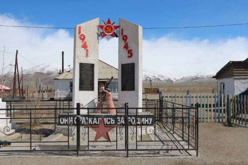 Anıt, heykel Обелиск односельчанам, павшим в Великой Отечественной войне, Altay Cumhuriyeti, foto