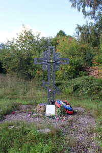 Братская могила ленинградцев (Leningrad Region, Tikhvin, Severnaya ulitsa), anıt, heykel  Tixvin'den