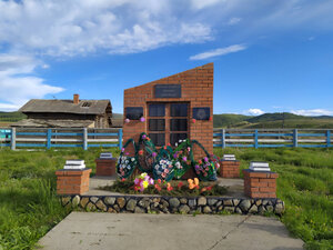 Павшим односельчанам (Republic of Buryatia, Kyakhtinskiy District, munitsipalnoye obrazovaniye Malokudarinskoye, selo Ulady, Molodyozhnaya ulitsa), anıt, heykel  Buriatya'dan