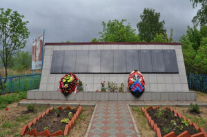 Братская могила советских воинов, село Репнино (Oryol Region, Bolkhovskiy rayon, Mikhnyovskoye selskoye poseleniye, selo Repnino, Shkolnaya ulitsa), anıt, heykel  Orlovskaya oblastından