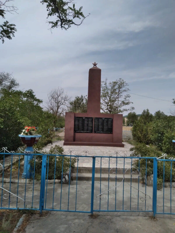 Anıt, heykel Обелиск воинам-односельчанам, погибшим в годы Великой Отечественной войны, Stavropolski krayı, foto