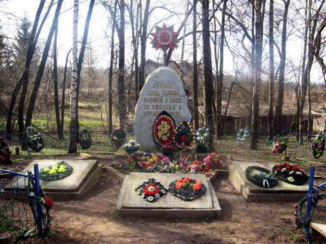 Anıt, heykel Братская могила советских воинов и мирных жителей, Pskovskaya oblastı, foto