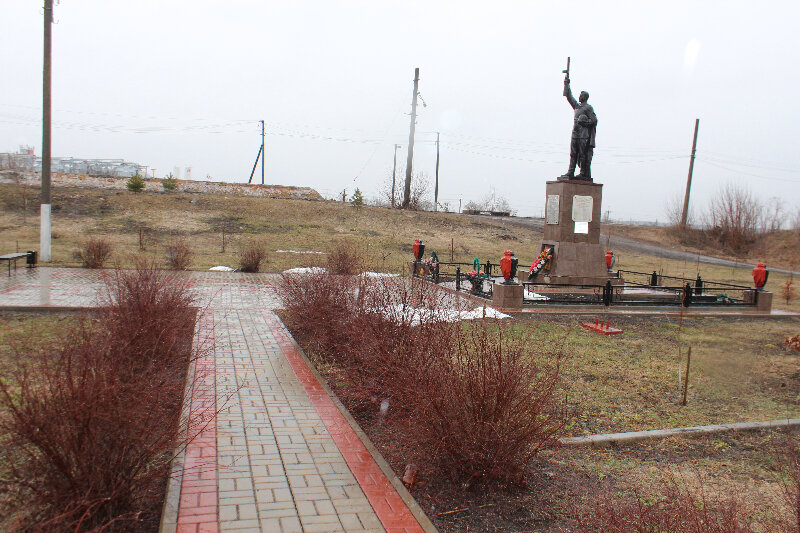 Anıt, heykel Братская могила советских воинов, погибших в боях с фашистскими захватчиками, Belgorodskaya oblastı, foto