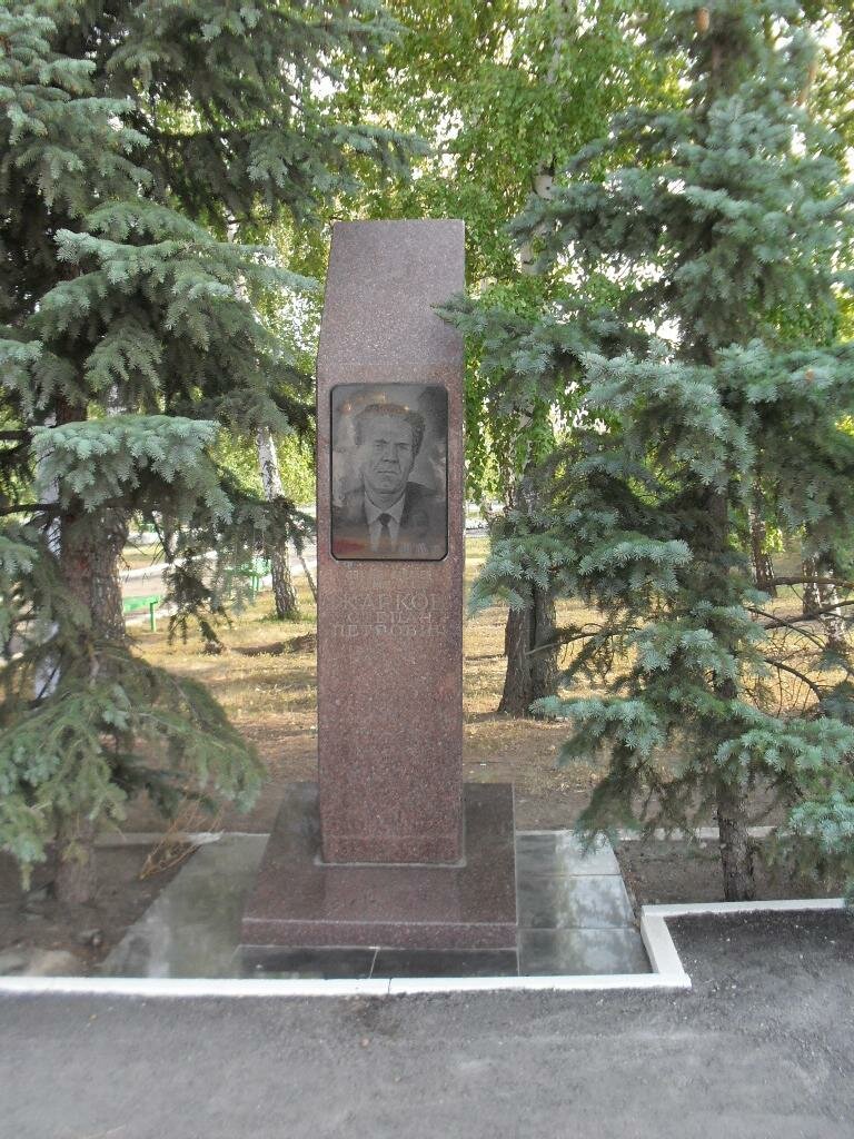 Anıt, heykel Обелиск полному кавалеру ордена Славы Степану Петровичу Жаркову, Saratovskaya oblastı, foto