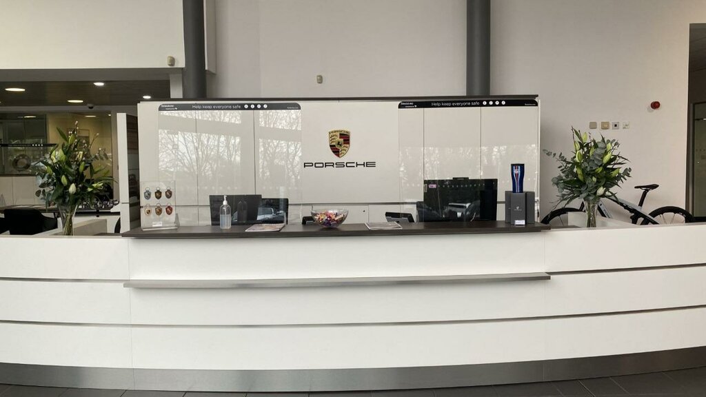 Otomobil satış galerileri Porsche Centre Wilmslow, İngiltere, foto