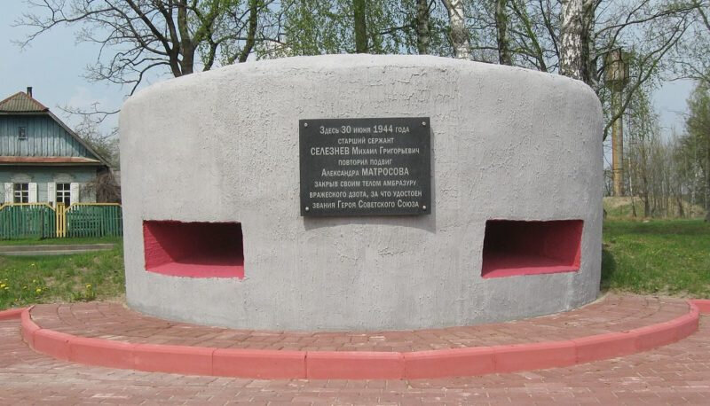 Anıt, heykel Деревоземляная огневая точка, возведенная в память о М.Г. Селезнёве, Mogiliovskaya oblastı, foto