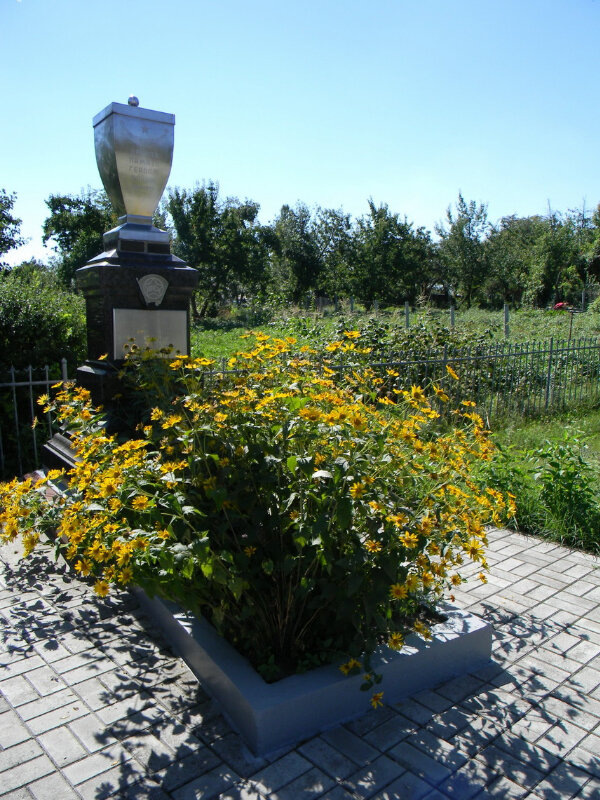 Anıt, heykel Братская могила воинов, Sumi, foto