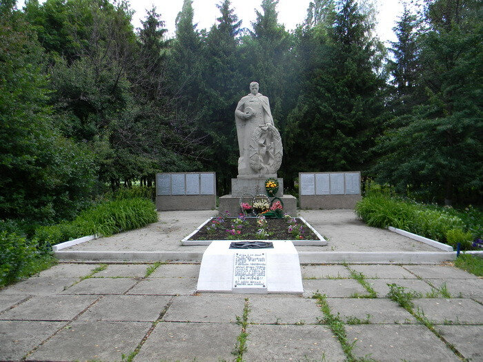 Anıt, heykel Братская могила воинов, Harkivska oblastı, foto