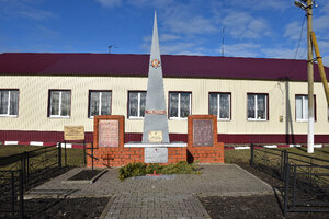 Братская могила советских воинов, погибших в боях с фашистскими захватчиками (Belgorod Region, Krasnenskiy rayon, Gorkinskoye selskoye poseleniye, selo Bogoslovka), anıt, heykel  Belgorodskaya oblastından