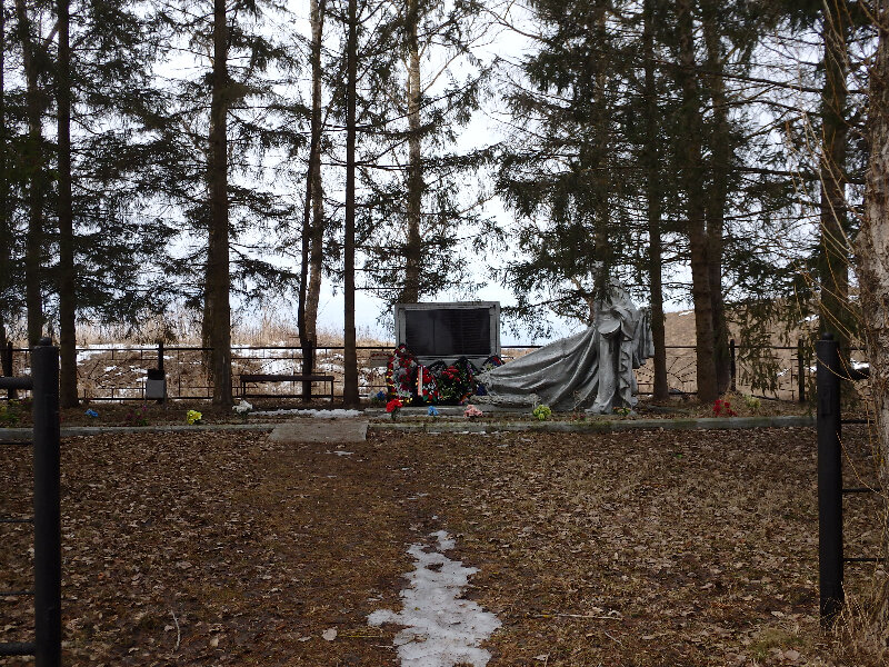 Anıt, heykel Братская могила № 15, Staritsa, foto