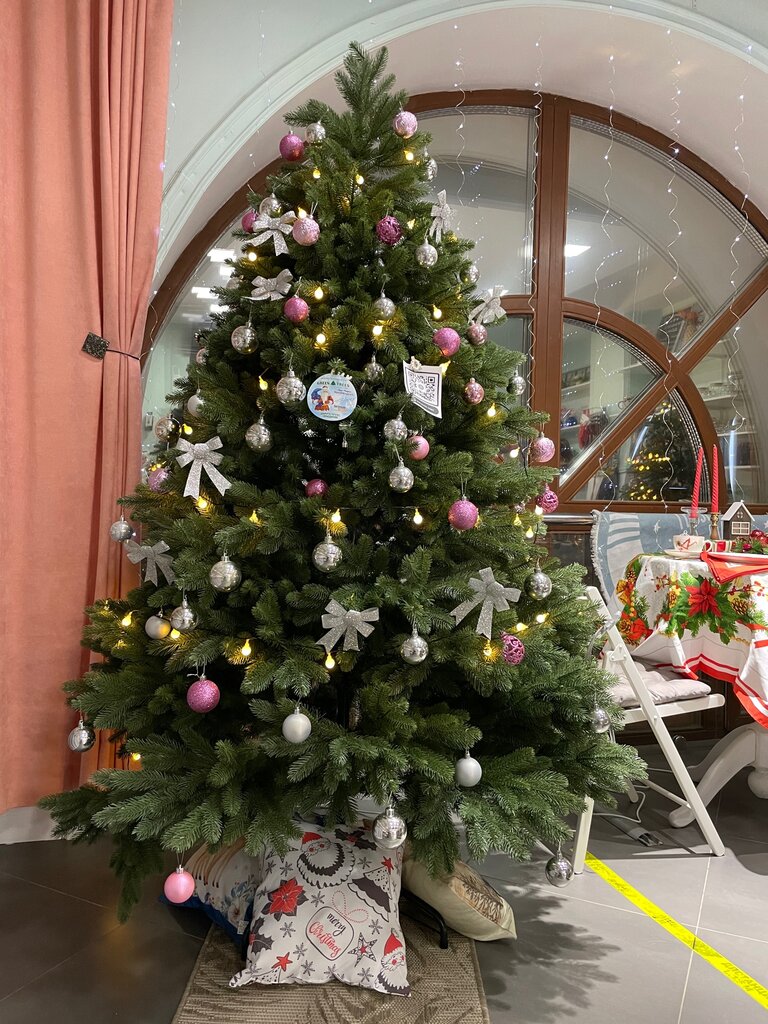 Yapay çam ağaçları ve süsleri Yolka Trend, Yakutsk, foto