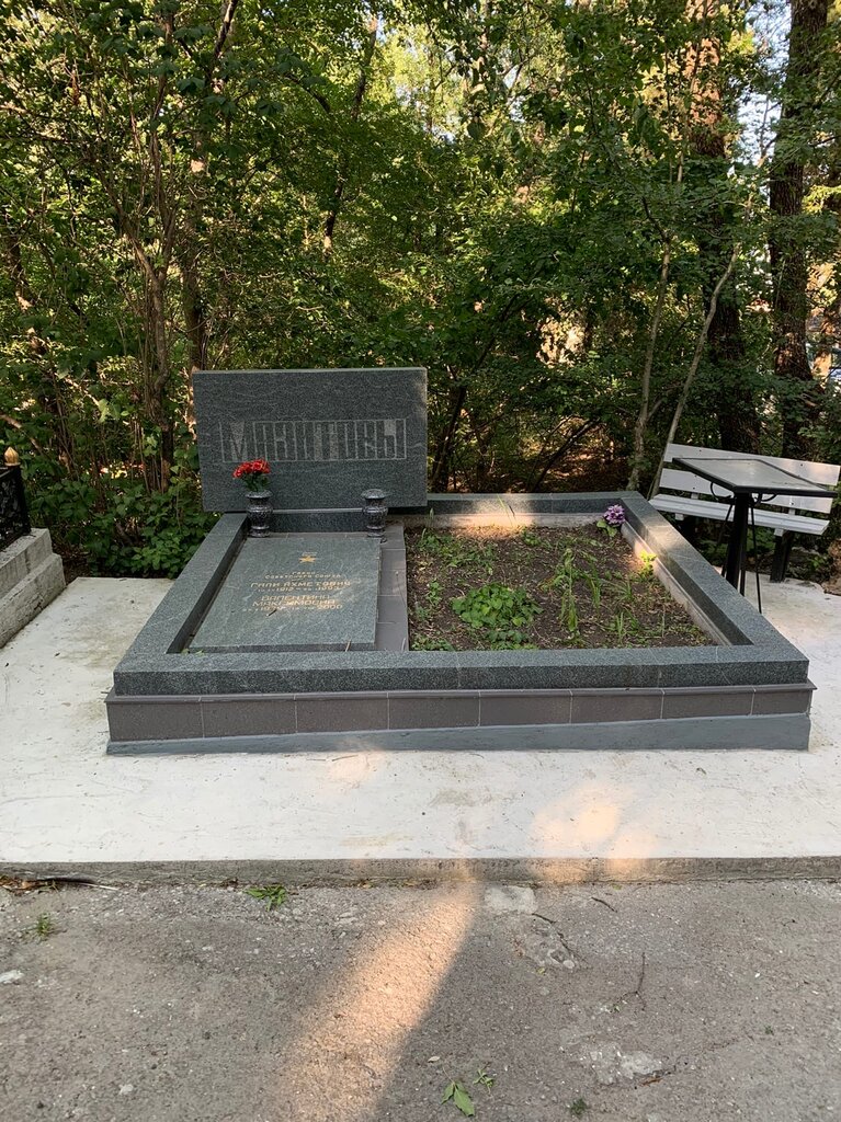 Ünlü kişilerin mezarları Герой Советского Союза Г.А. Мазитов, Yalta, foto