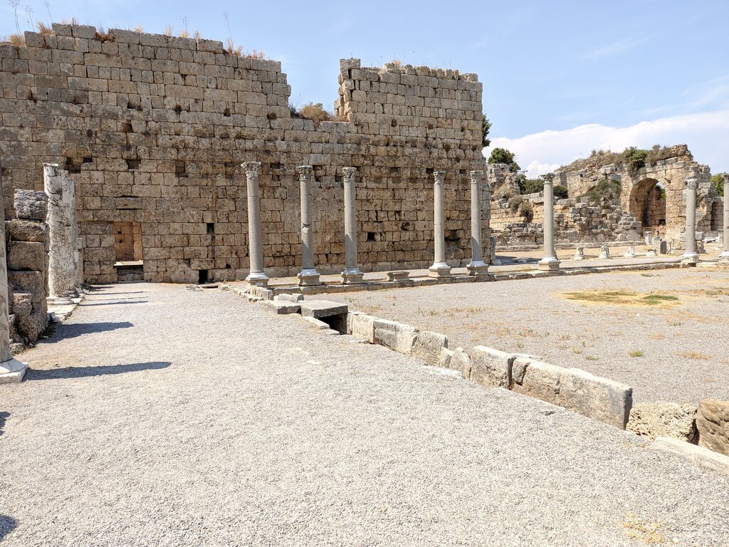 Turistik yerler Perge Antik Kenti Bazilika, Antalya, foto