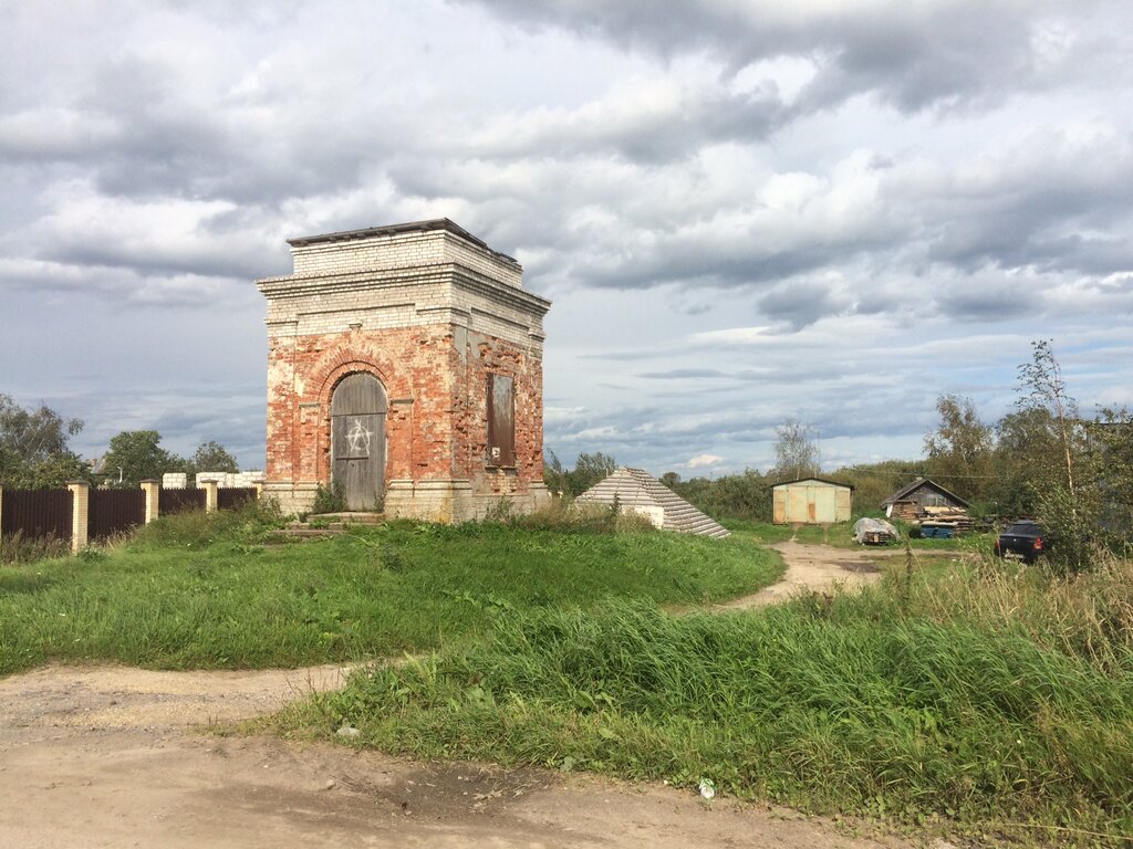 Şapel, haç anıtı Chasovnya Ikony Bozhiyey Materi Tikhvinskaya V Putilovo, Saint‑Petersburg ve Leningradskaya oblastı, foto