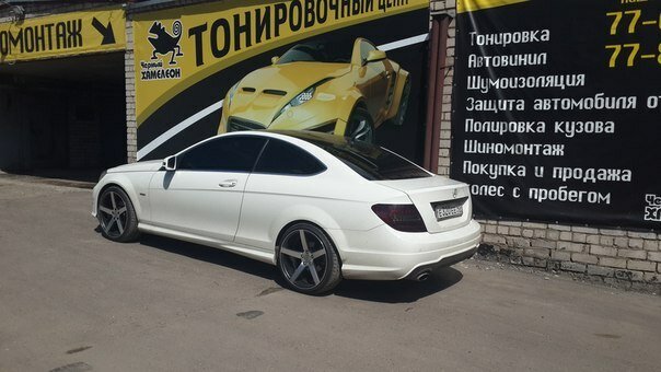 Araç camlarının renklendirilmesi Tonirovochny tsentr Cherny khameleon, Kirov, foto