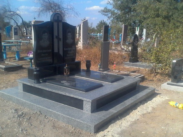 Heykel ve mezarlık taşı üreticileri Granitnyye pamyatniki, Herson, foto