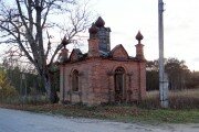 Şapel, haç anıtı Chasovnya V Ikony Bozhiyey Materi Tikhvinskaya V Gusinoy Gorke, Novgorodskaya oblastı, foto