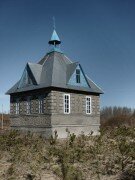 Şapel, haç anıtı Chasovnya Nikolaya Chudotvortsa V Kozlovom Berege, Pskovskaya oblastı, foto