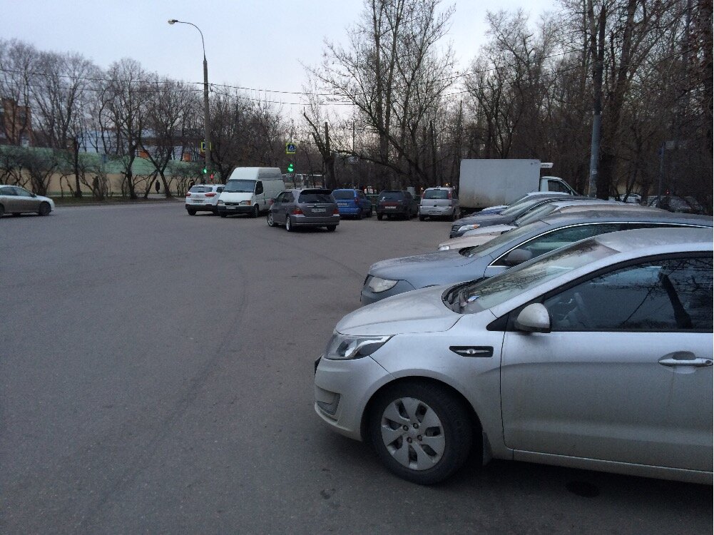 Otoparklar Parkovka u metro Fili, Moskova, foto