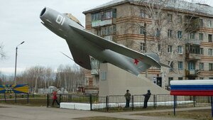 Лётчикам 277 Млавского полка (Khabarovsk Territory, Komsomolskiy District, selo Khurba), anıt, heykel  Habarovski krayından