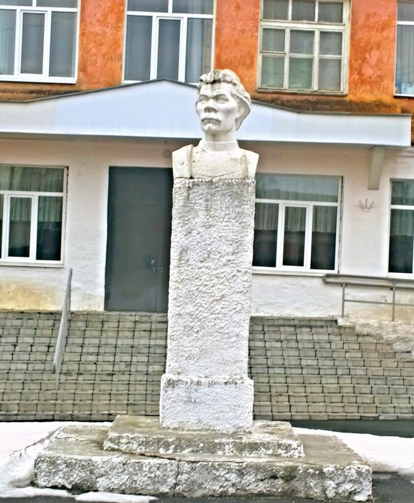 Anıt, heykel Максим Горький, Asbest, foto