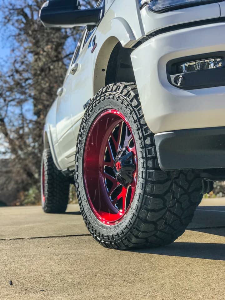 Jant ve lastikçiler JJ’s Tire & Wheel, Kuzey Carolina Eyaleti, foto