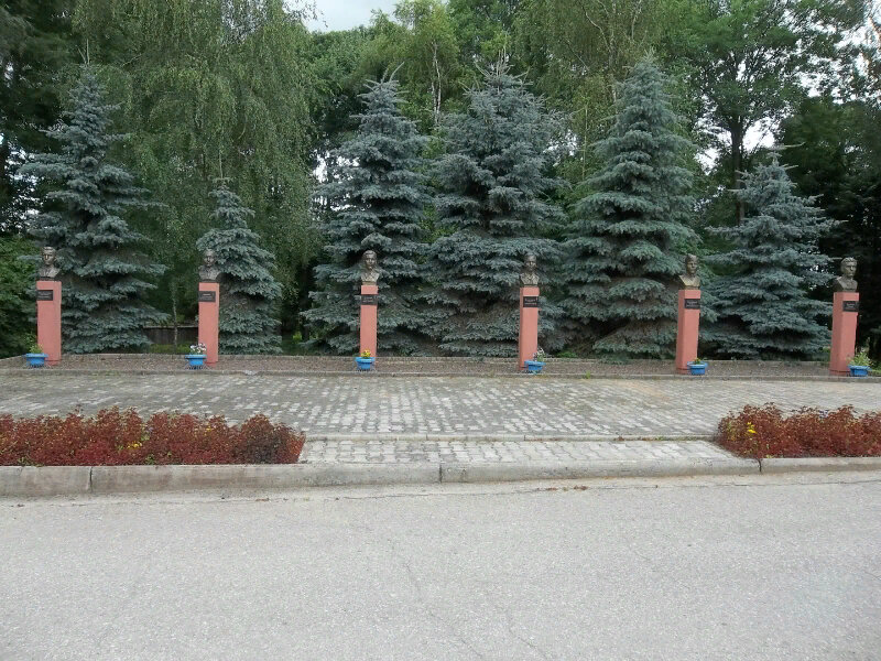 Anıt, heykel Аллея героев, Pskovskaya oblastı, foto