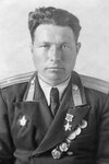Герою Советского Союза Попову Василию Андреевичу (Shkolnaya ulitsa No:7, posyolok 12 let Oktyabrya), anıt levhası, anıt taş  Altayski krayından