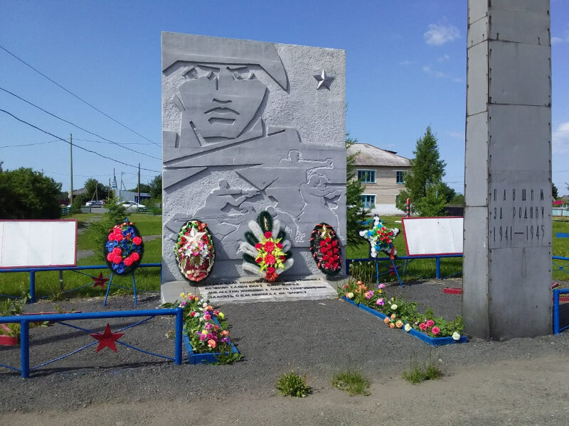 Anıt, heykel Воинам-землякам, погибшим в годы Великой Отечественной войны, Sverdlovskaya oblastı, foto