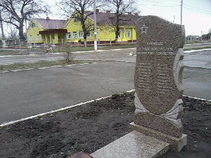 Памятная плита павшим при защите Родины в годы Великой Отечественной войны (Samara Region, Khvorostyanskiy rayon, posyolok Solovyovo, Polevaya ulitsa), anıt, heykel  Samarskaya oblastından