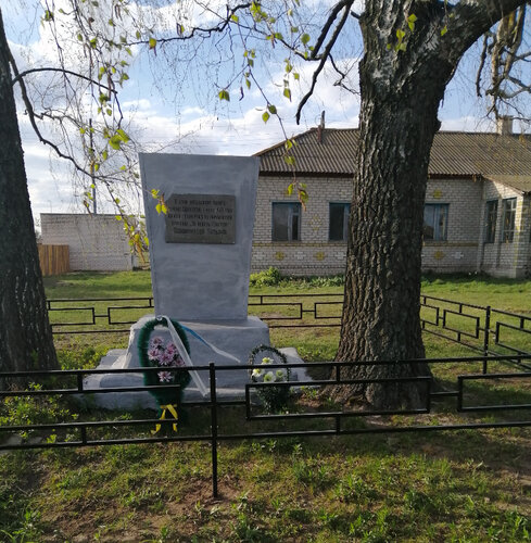 Anıt, heykel Памятник на месте гибели партизанки-пулемётчицы Т. Полонниковой в июне 1942 года, Brianskaya oblastı, foto