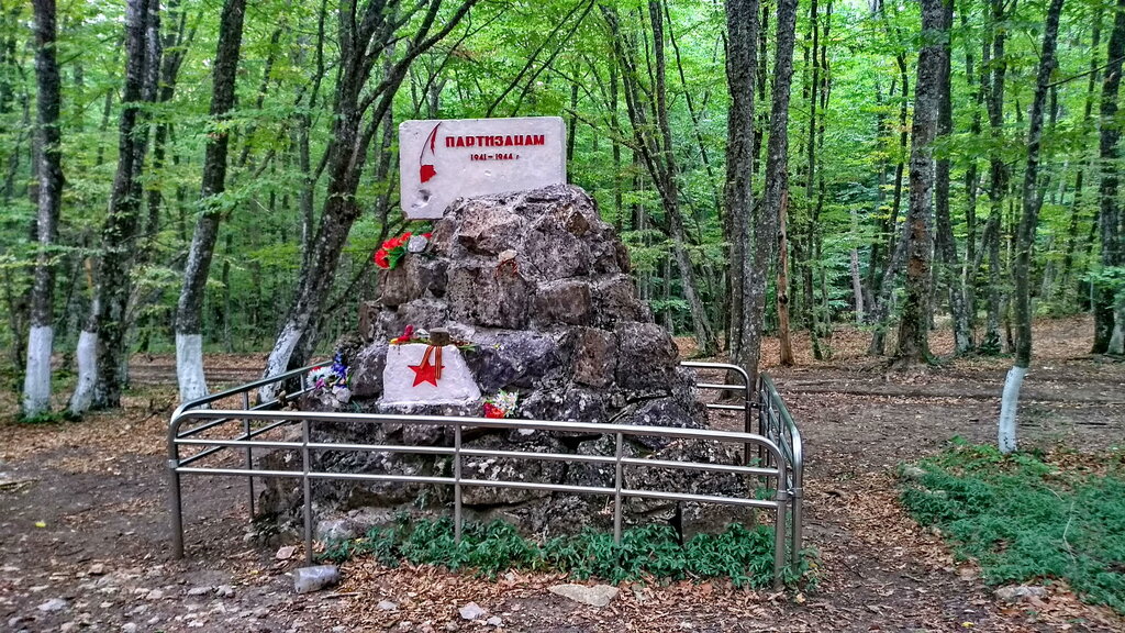 Anıt, heykel Партизанам 1941 - 1944 годов, Sevastopol, foto