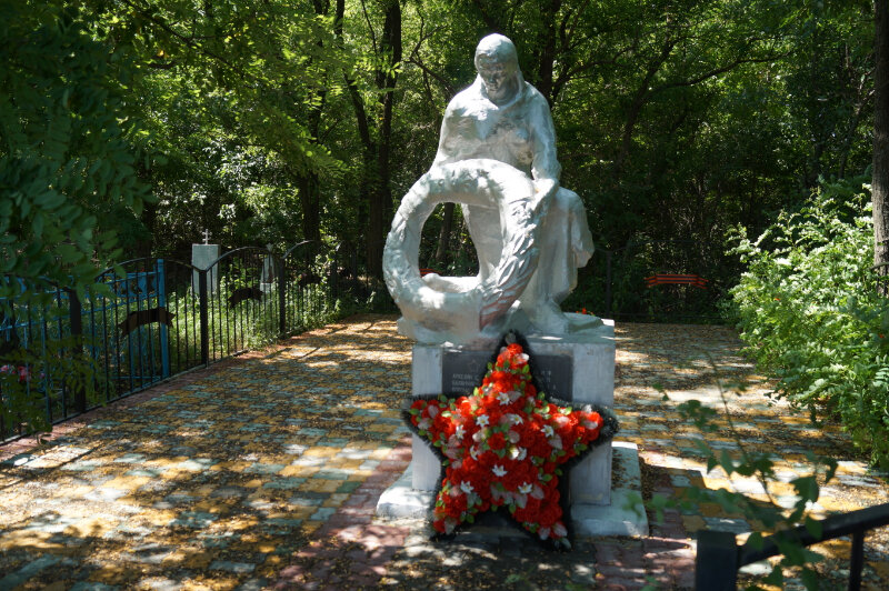 Anıt, heykel Воинам, погибшим в Великой Отечественной войне 1941-1945 гг., Rostovskaya oblastı, foto