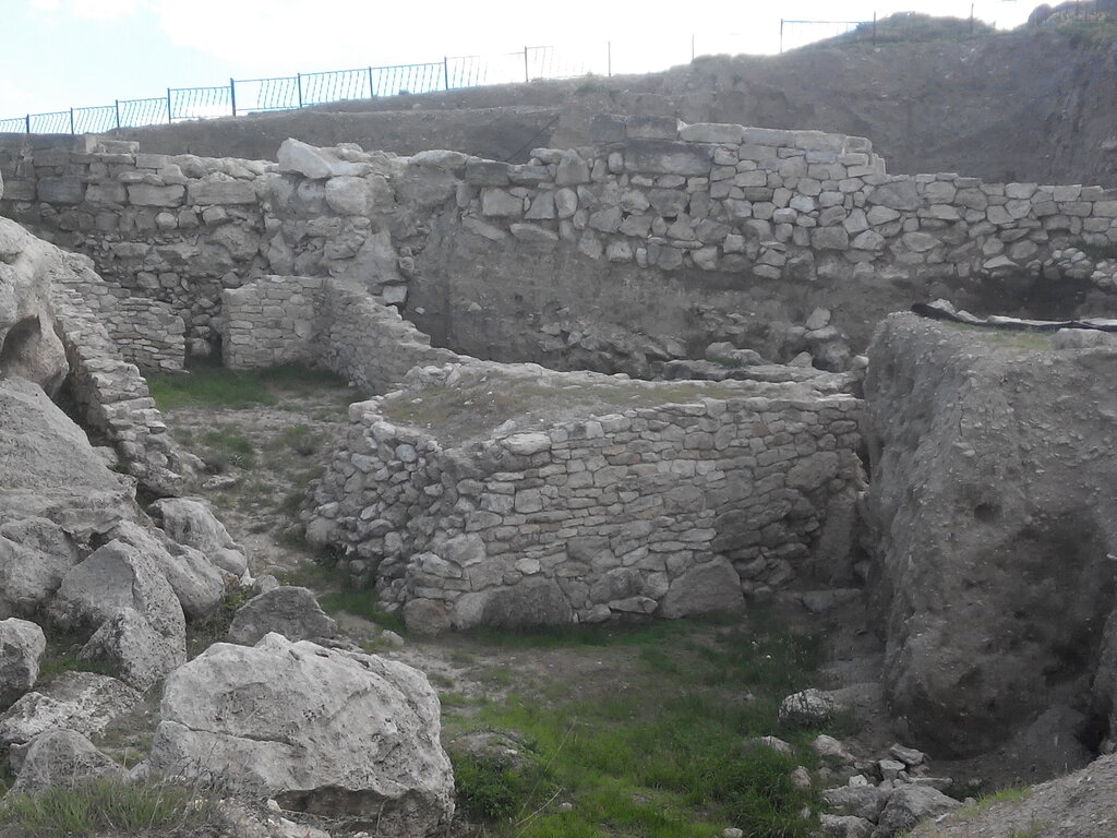 Turistik yerler The oldest building of Panticapaeum, VII century BC, Kerç, foto