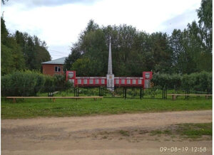 Землякам, погибшим в годы Великой Отечественной войны (Udmurtian Republic, Sharkanskiy rayon, derevnya Porozovo, Shkolnaya ulitsa), anıt, heykel  Udmurtiya'dan