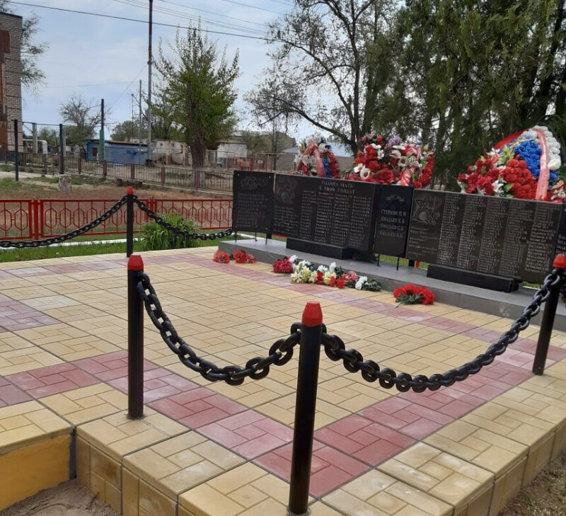 Anıt, heykel Родина мать – я твой солдат, Astrahanskaya oblastı, foto