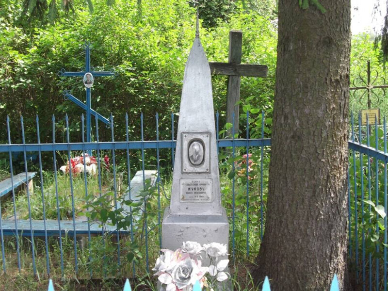 Ünlü kişilerin mezarları Воин Советской армии И.И. Жуков, Brianskaya oblastı, foto
