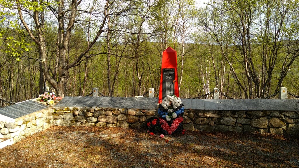 Anıt, heykel Обелиск пограничникам 181-го батальона НКВД, Murmanskaya oblastı, foto