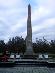 Памятный знак в честь воинов -односельчан, погибших в года Великой Отечественной Войны,1941-1945 годы (Autonomous Republic of Crimea, Razdolnenskiy rayon, Slavyanskiy selskiy sovet, selo Slavyanskoye, Shkolny pereulok), anıt, heykel  Kırım Cumhuriyeti'nden