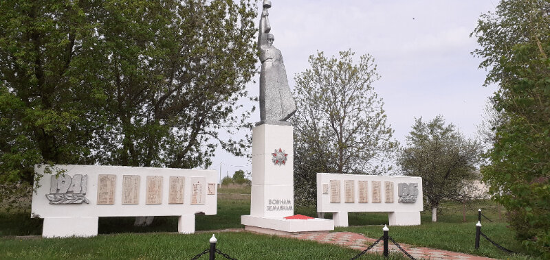 Anıt, heykel Воинам, погибшим в годы Великой Отечественной войны, Saratovskaya oblastı, foto