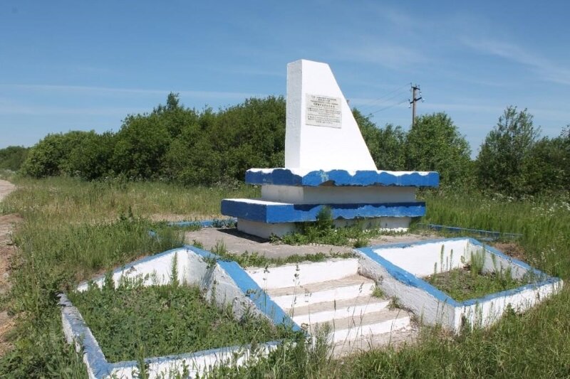 Anıt, heykel Памятный знак Герою Советского Союза Г.П. Григорьеву, Novgorodskaya oblastı, foto